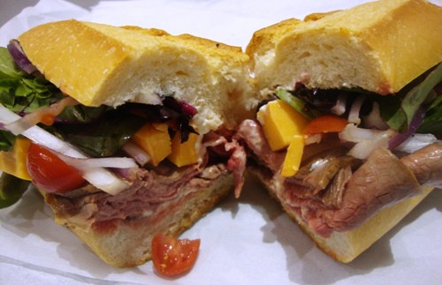 TASTING THE ROAST BEEF SANDWICH AT OUR HEROS - New York Street Food