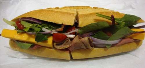 TASTING THE ROAST BEEF SANDWICH AT OUR HEROS - New York Street Food