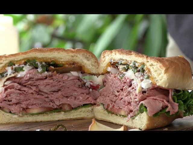 TASTING THE ROAST BEEF SANDWICH AT OUR HEROS - New York Street Food